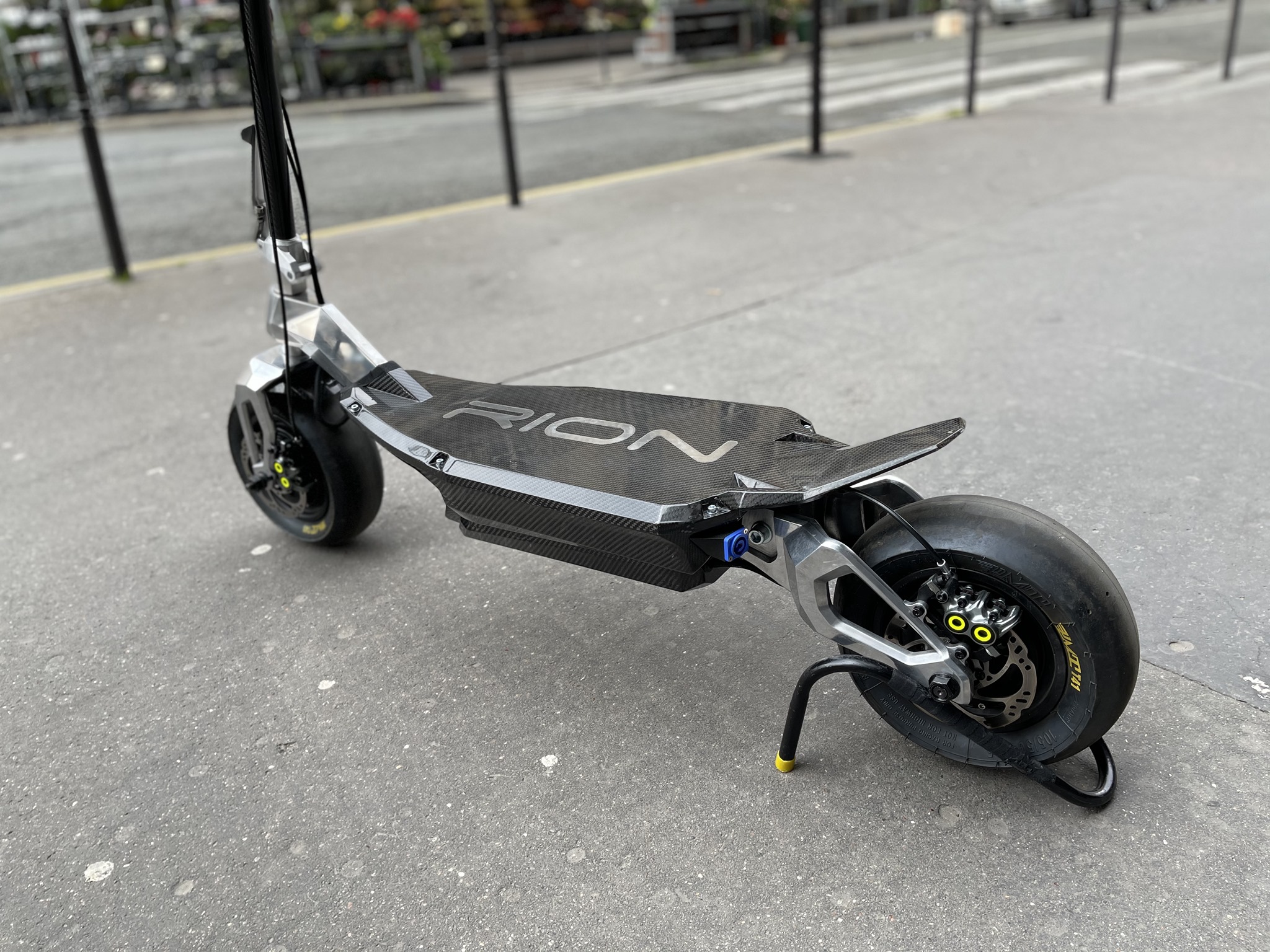 Skuter Listrik Rion RE90, Harganya Sepantaran Harga Mobil! - GASPOL