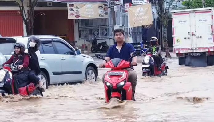 Ketahui Batas Aman Lewati Genangan Air Naik Motor Listrik - Gaspol